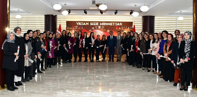 VALİ GÜREL'DEN KADIN PERSONELE KARANFİL - Karabük Net Haber